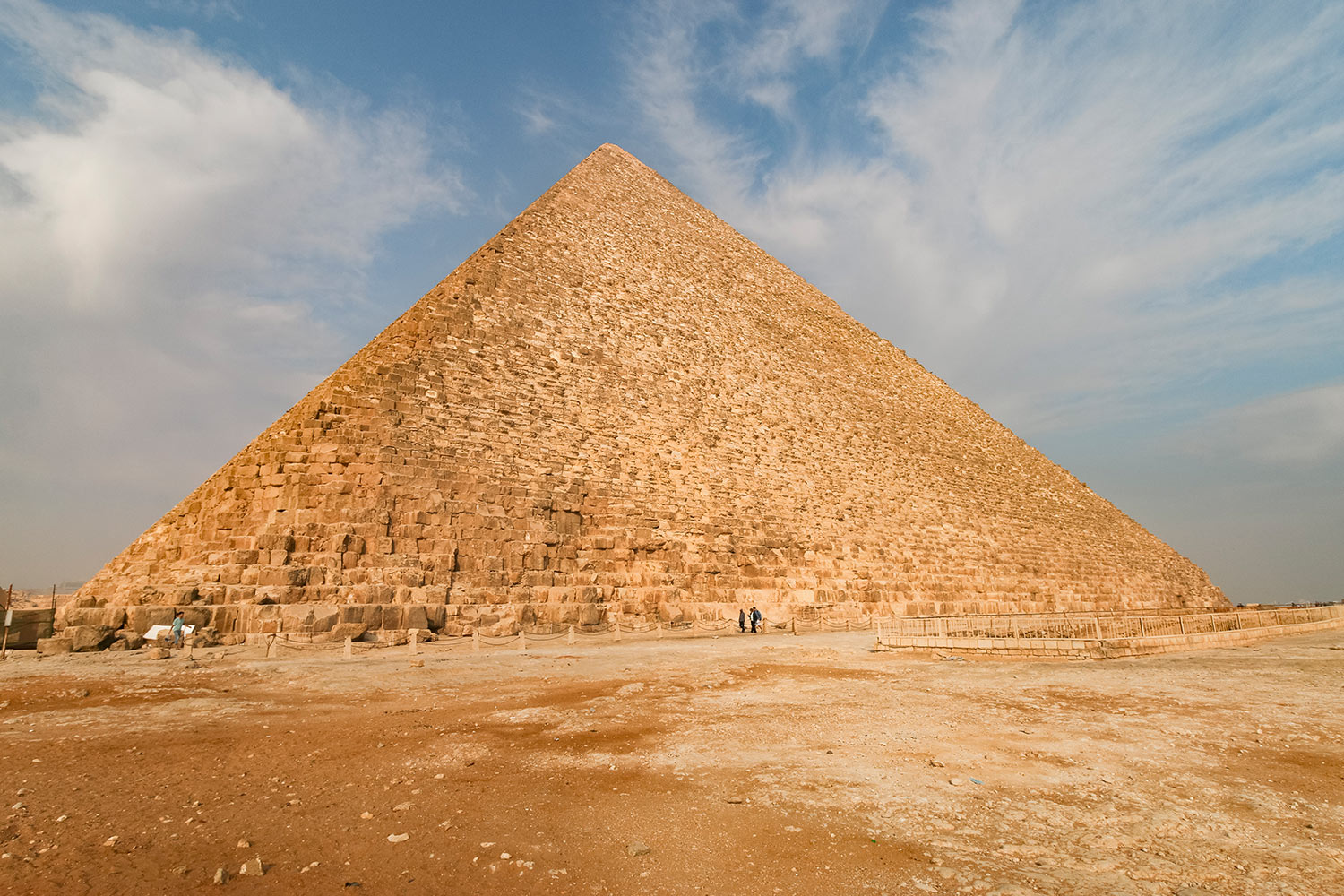 Visiter les pyramides de Gizeh, la merveille des merveilles - Monsieur + Madame Explore